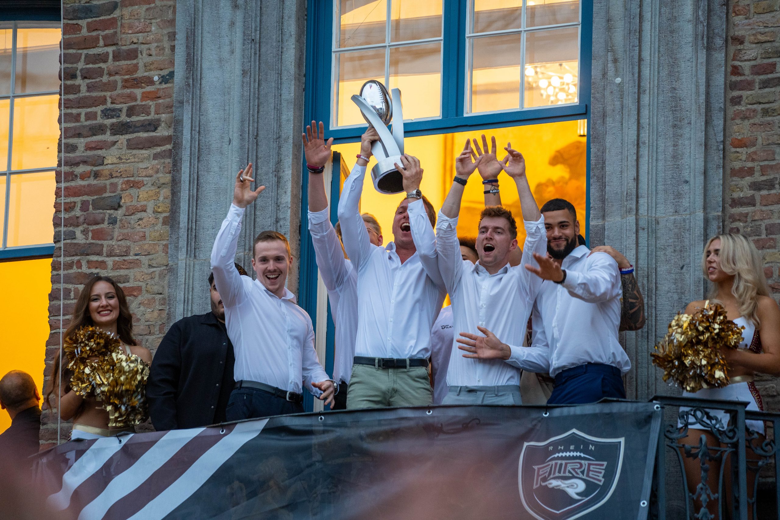 Rhein Fire feiert im Rathaus, Tomsula bleibt Headcoach - Rhein Fire